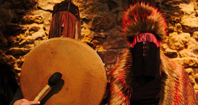 Mojo Risin': Μία παράσταση εμπνευσμένη από τον «ηλεκτρικό σαμάνο» Jim ...